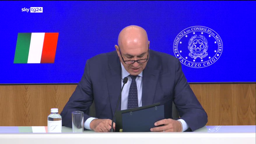 Attacco a Unifil, Crosetto: atti Israele crimini di guerra | Video Sky