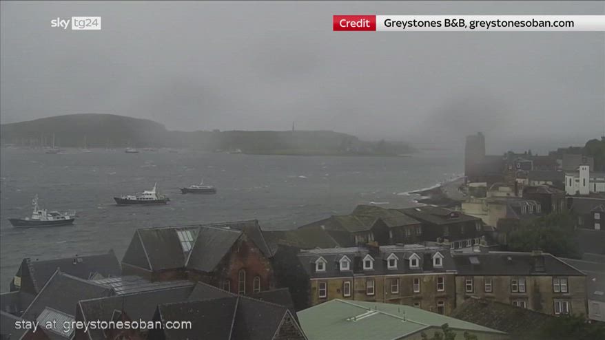 Tempesta Floris, allerta meteo nel Regno Unito e in Irlanda | Video Sky