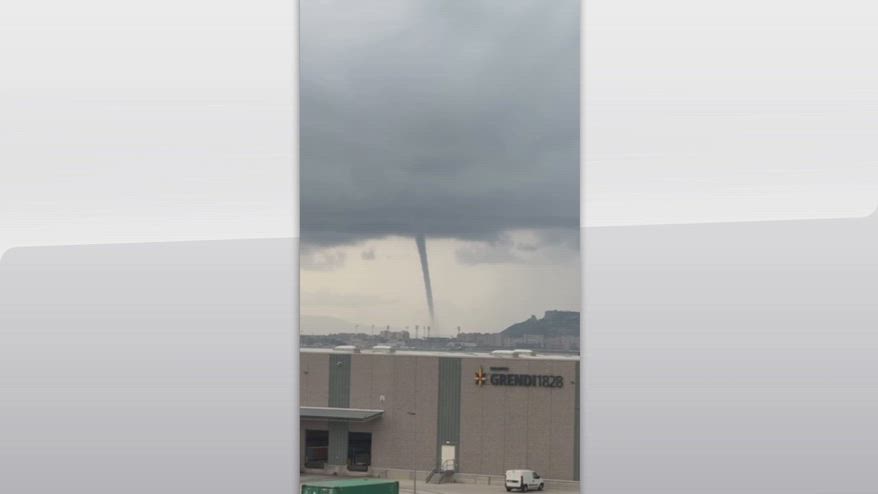 Cagliari, tromba d'aria si abbatte sulla spiaggia del Poetto | Video Sky