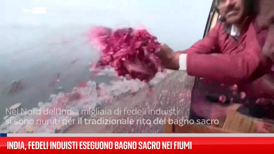 India, fedeli induisti eseguono bagno sacro nei fiumi | Video Sky