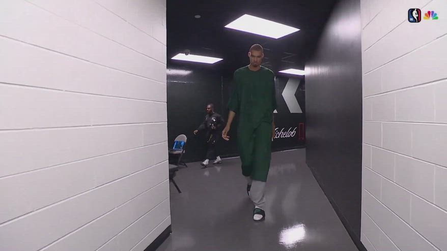 NBA, Wembanyama si presenta a gara-6 in abito monacale | Video Sky