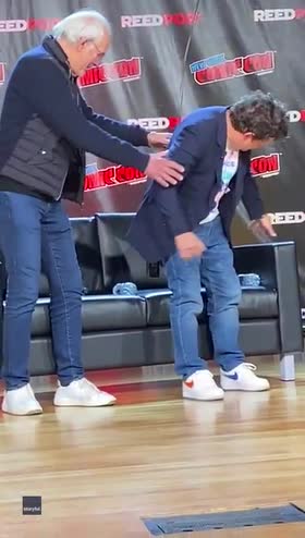 Abbraccio tra Michael J Fox e Christopyher Lloyd al Comicon | Video Sky
