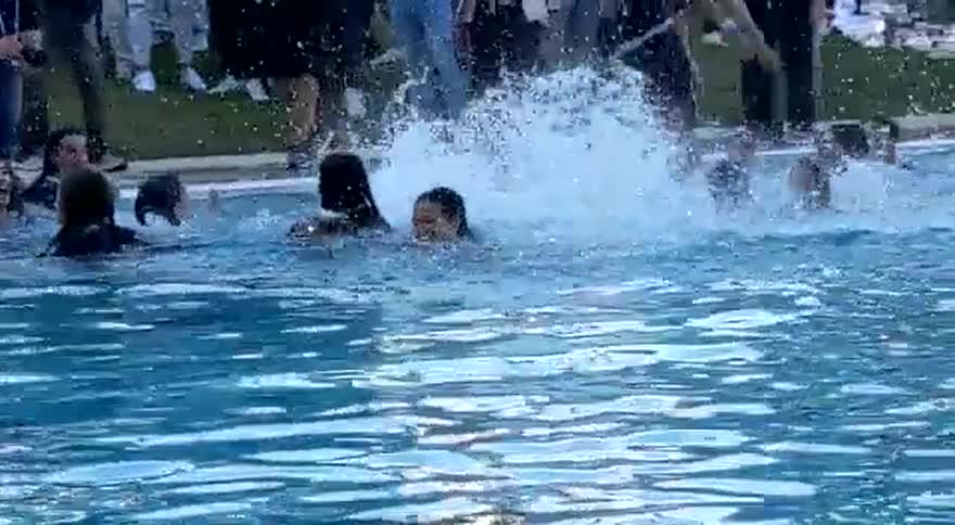 Alcaraz, tuffo in piscina dopo il trionfo a Barcellona